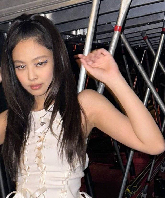 Jennie分享演唱会后台照 全白look大秀长腿蛮腰_新浪图片