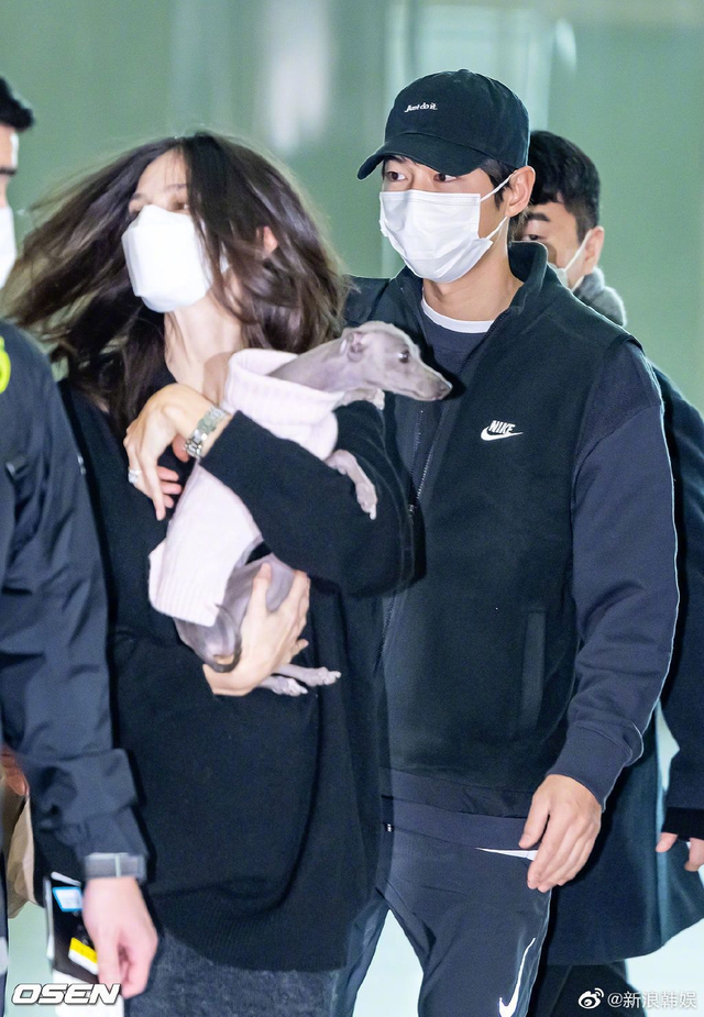 宋仲基夫妇现身 凯蒂左手无名指戴大钻戒怀孕身材依然苗条_新浪图片