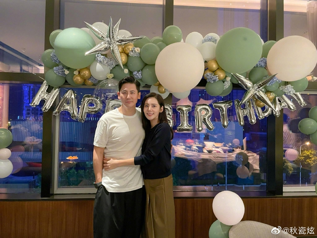 秋瓷炫于晓光晒合影过520 夫妻俩接吻比心面露幸福_新浪图片