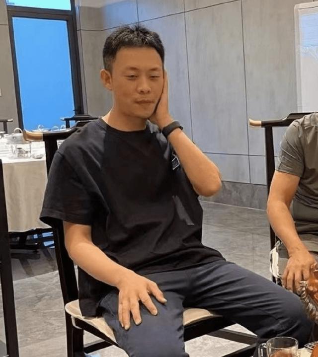 《他是谁》剧组演员合照曝光 张译穿风衣站c位显拘谨新浪图片