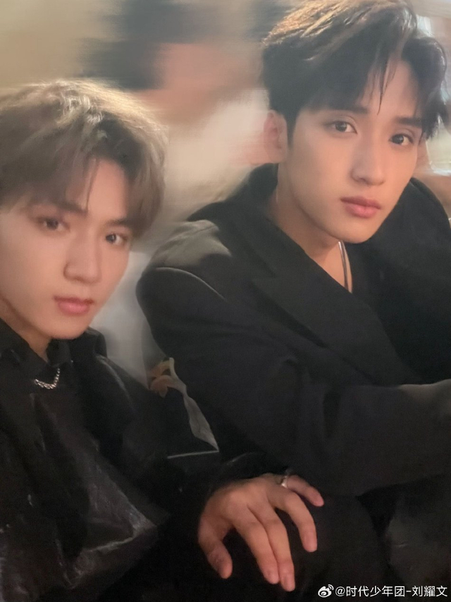 时代少年团严浩翔19岁生日 成员晒合影送上生日祝福_新浪图片