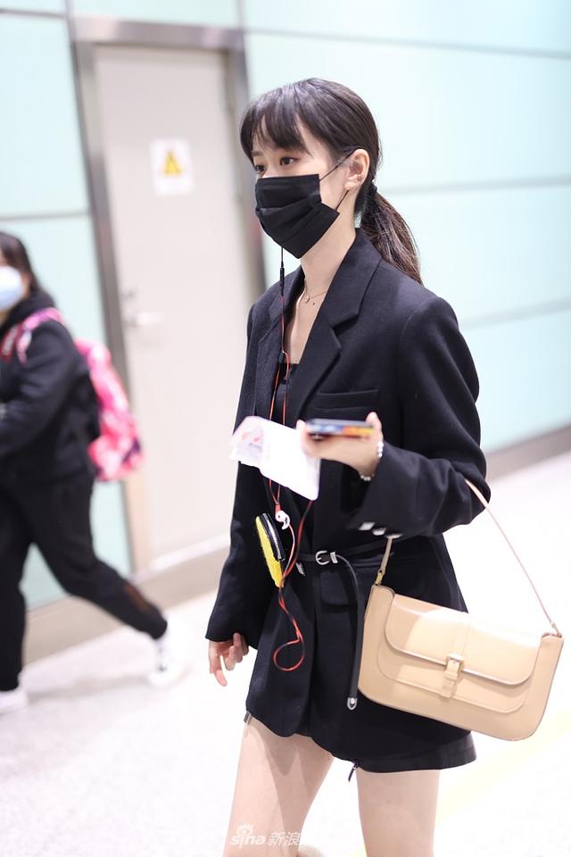 袁冰妍穿西装配皮靴酷气十足 机场获粉丝送花人气超旺新浪图片