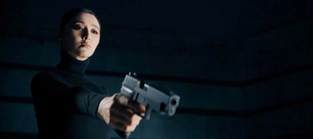 动作片《355》范冰冰耍棍秀身手 红裙戴黑框镜气场强_新浪图片