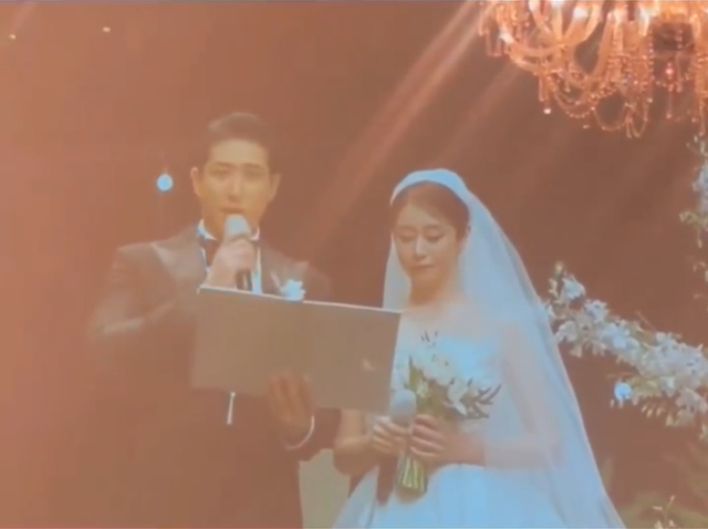 T-ARA朴智妍婚礼视频曝光 IU到场为好友演唱祝歌_新浪图片
