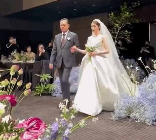 T-ARA朴智妍婚礼视频曝光 IU到场为好友演唱祝歌_新浪图片