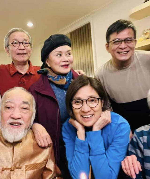 苗侨伟为戚美珍庆生TVB戏骨齐聚 夫妻俩相恋40年仍当众热吻_新浪图片