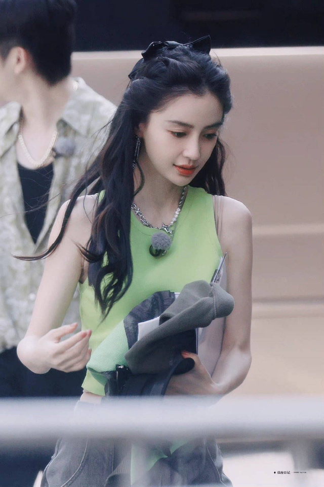 Angelababy《奔跑吧》露腰背心又甜又辣 梳公主头笑容明艳_新浪图片