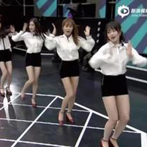 Hello girls性感辣舞秀大长腿 张大大:腿到我胸|张大大|粉丝嘉年华|girls_手机新浪网