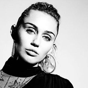 因为爱情！麦莉为未婚夫戒酒戒毒还加入康复协会_手机新浪网