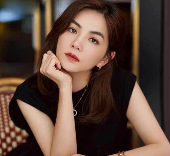 Ella结婚11年曝已分房睡 意外泄Selina男友秘密_手机新浪网