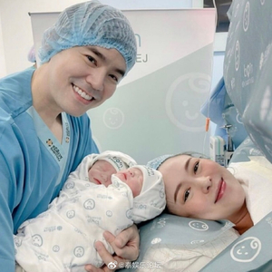 泰星Beam Kawee双胞胎女儿诞生 晒与妻女产房合照_手机新浪网