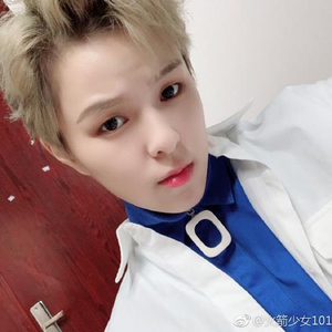 Sunnee晒帅气自拍照 银色短发表情高冷炫酷十足|Sunnee|自拍|炫酷_手机新浪网