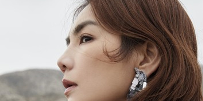 Ella自曝飞机上狂飙泪：我为什么活在别人期待中_手机新浪网