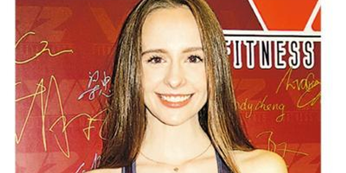 巴西籍模特Bruna无名指现钻戒 避谈情人节计划_手机新浪网