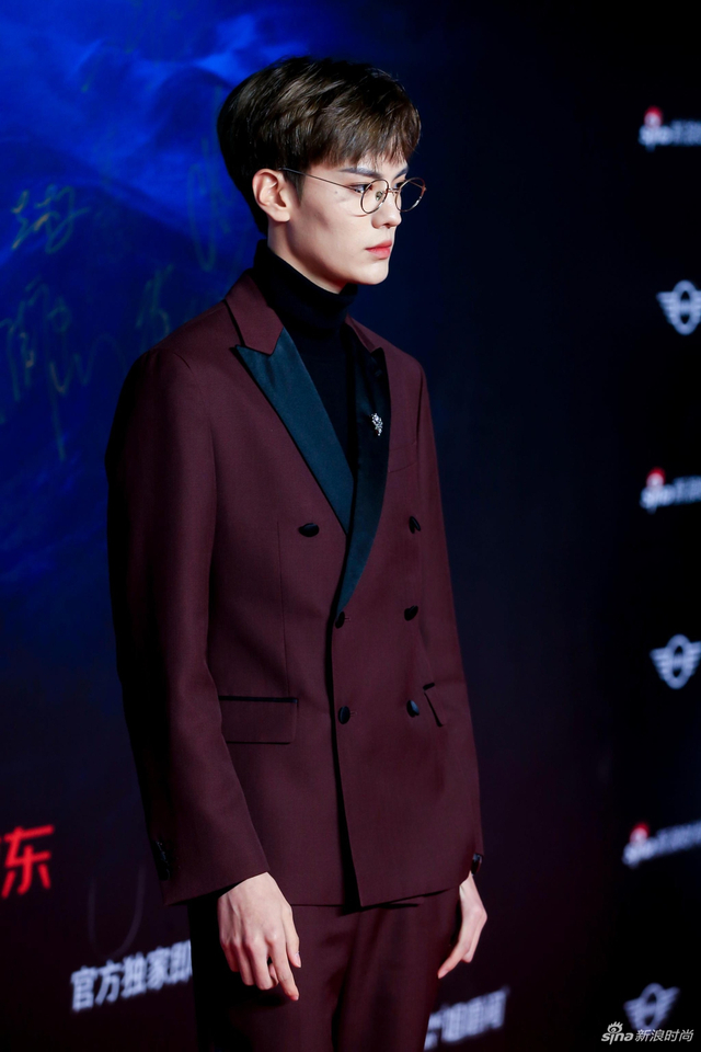 毕雯珺身穿酒红色西服现身2019风格大赏红毯 尽显儒雅气质_新浪图片