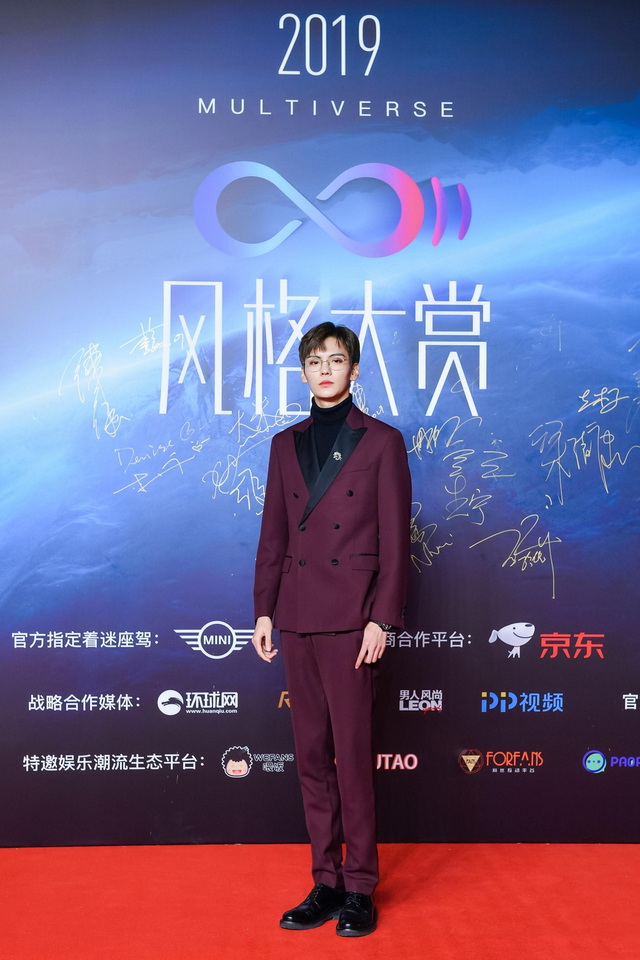 毕雯珺身穿酒红色西服现身2019风格大赏红毯 尽显儒雅气质_新浪图片