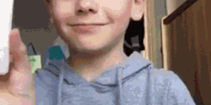 英国小男孩10岁就成美妆博主 果然出名要趁早啊_手机新浪网