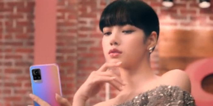 vivo S7超豪华代言阵容！LISA和刘昊然示范自拍姿势 这也太可了！_手机新浪网