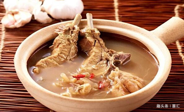 新加坡肉骨茶，排骨酥烂,油条脆爽，绝对不能错过的灵魂美食