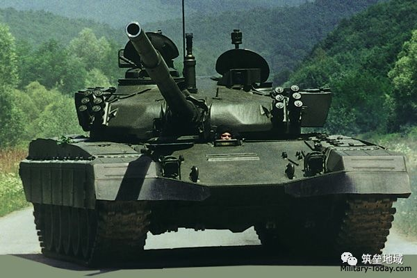 脑袋上插根棍根的魔改T-72：南斯拉夫M84坦克