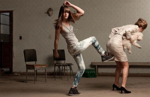 “kick ass”仅仅是踢你屁股这么简单吗？为什么老外经常用？