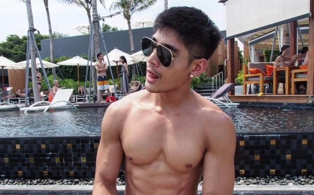 成熟野性的肌肉男模：小麦色的肤色下，藏着迷人的腹肌和人鱼线