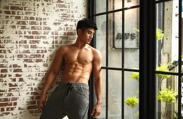 成熟野性的肌肉男模：小麦色的肤色下，藏着迷人的腹肌和人鱼线|腹肌|男模|肌肉_新浪新闻