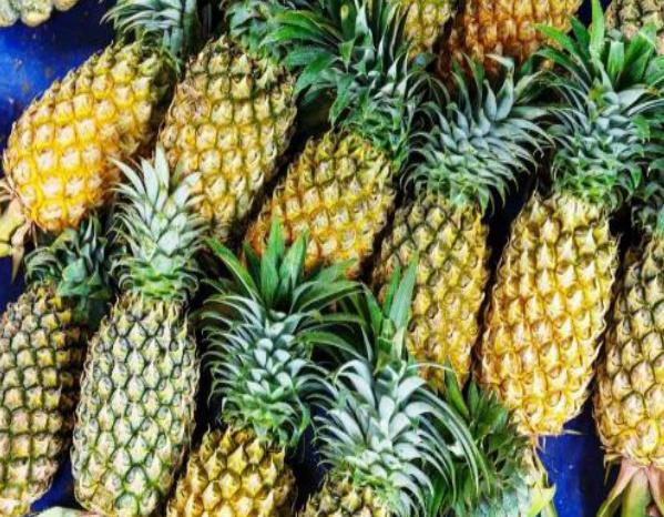 路边水果摊，菠萝一块2元，闺蜜却从来不吃：泡菠萝的水就明白了