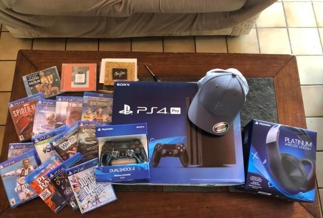 被Sony工作人员的高尔夫球打中，她收到PS4 Pro套组与一堆游戏