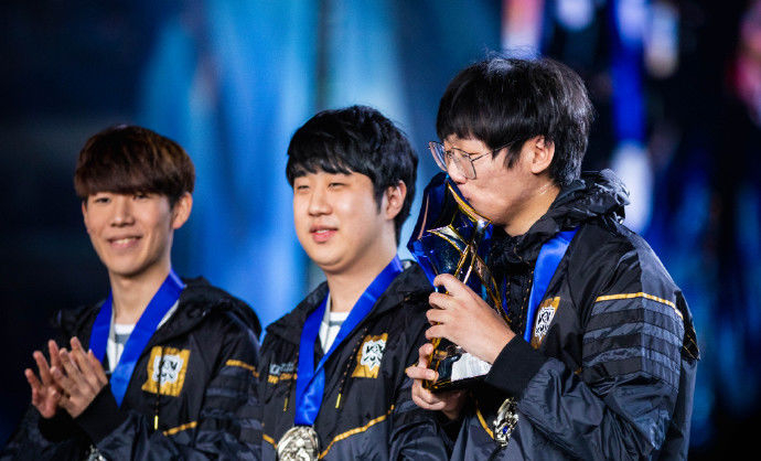 IG夺冠全员激动，Duke却毫无波动，网友：他早已看穿一切