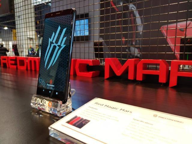 红魔Mars电竞手机远征CES2019大秀肌肉，获外国友人围观__财经头条__新浪财经