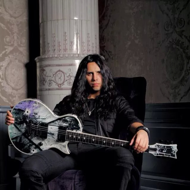 Gus G大神发新专辑啦！这是要跟他们键盘手PK吗？哈哈哈~