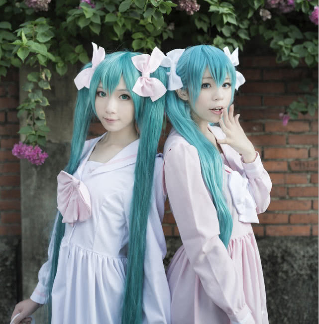 双生姐妹花COS初音未来，笑容软萌又可爱，心都要看融化了！