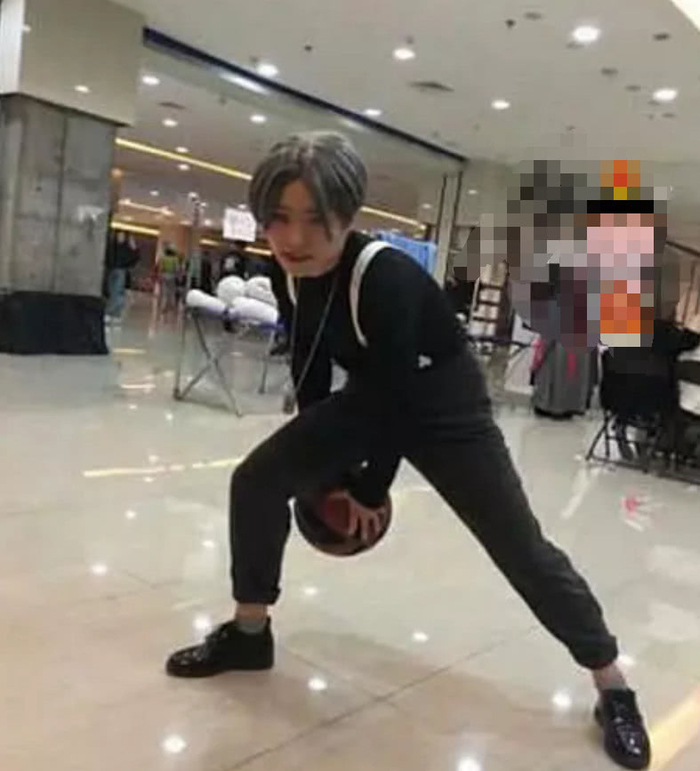 小哥哥模仿蔡徐坤打篮球，ikun有一种被侮辱的感觉，出大事了
