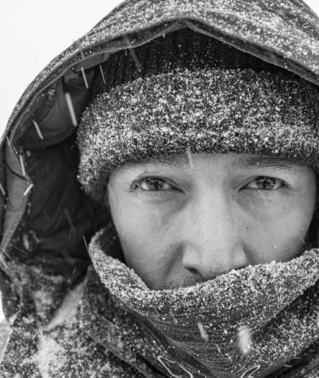 胡歌最新公益大片，置身于寒风刺骨辽阔的荒原，眼神尤坚