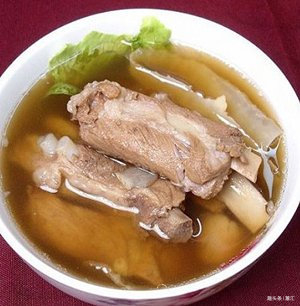 新加坡肉骨茶，排骨酥烂,油条脆爽，绝对不能错过的灵魂美食