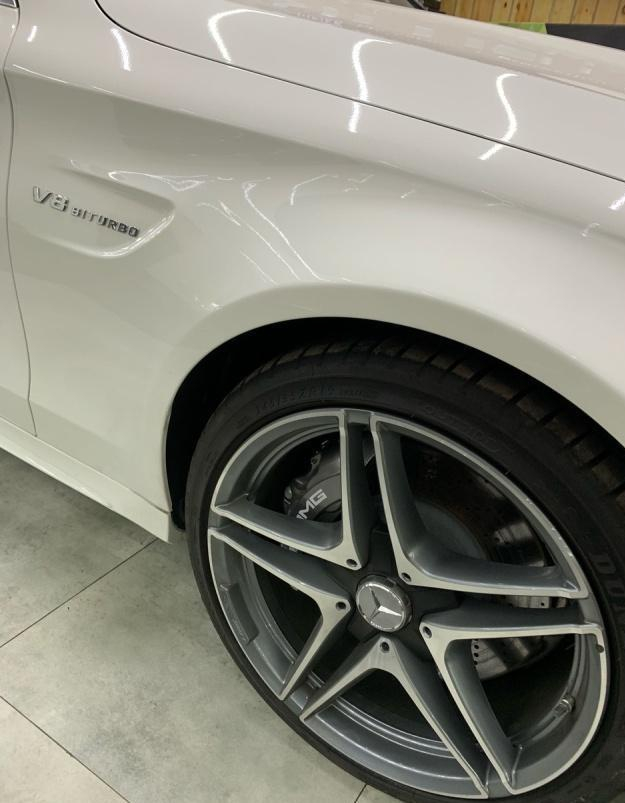 小伙100万买V8 AMG，女友打死不同意，跟三十万的车一样没面子