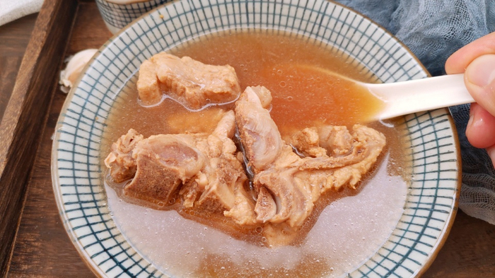 风靡东南亚的肉骨茶，冬天喝暖胃又祛湿，5分钟教会你！