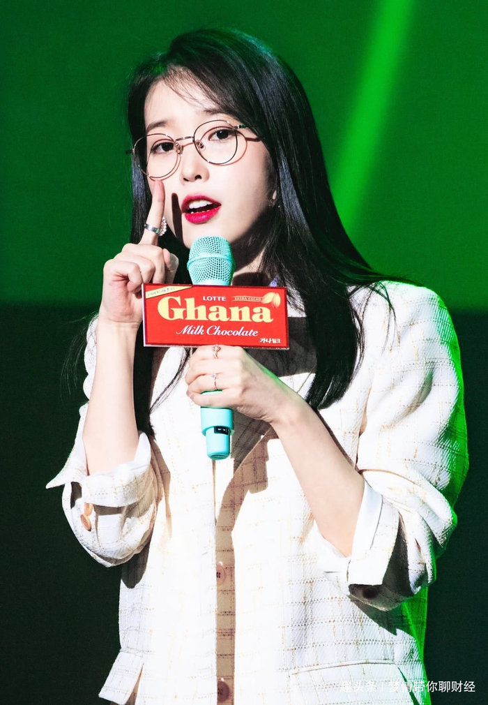 小个子IU一袭碎花短裙仙气十足，新电影一人分饰4角魅力满满！