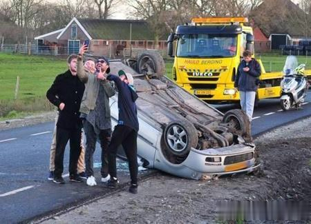 搞笑图片幽默段子笑话：哥们，你们心态太好了吧，翻车了还自拍