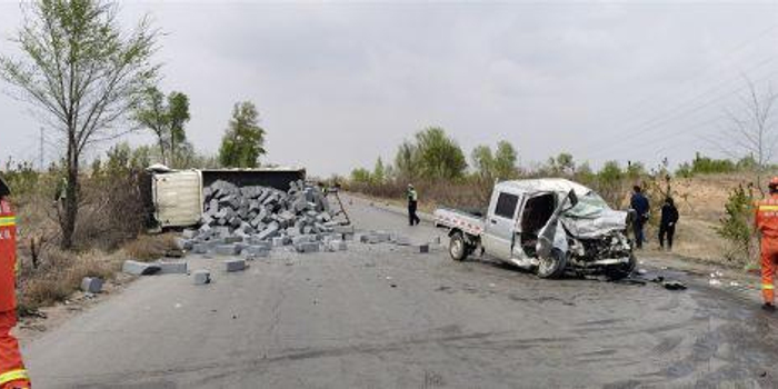 210国道上两货车相撞 车上的砖头散落一地_手机新浪网