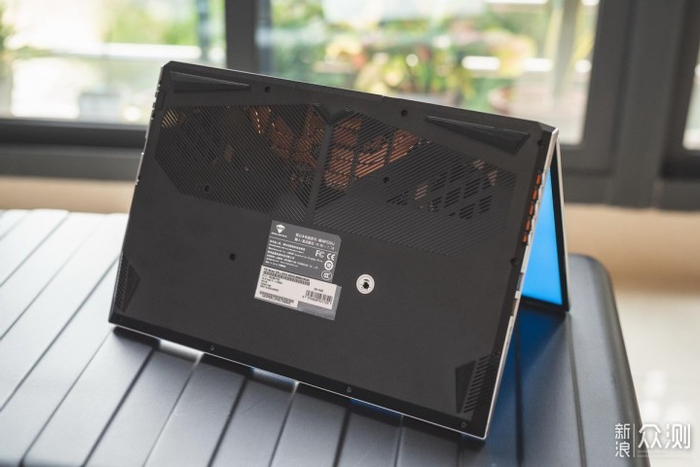 一台重量仅为1.85kg的游戏本 机械师F117毒药