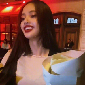 秀恩爱？网曝Lisa疯马秀表演时扔丝巾给lv三公子_手机新浪网