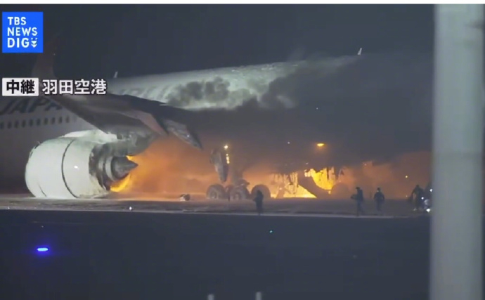 日媒：一日航飞机在羽田机场降落时爆炸起火，据信乘客机组人员已全部疏散(含视频)_手机新浪网