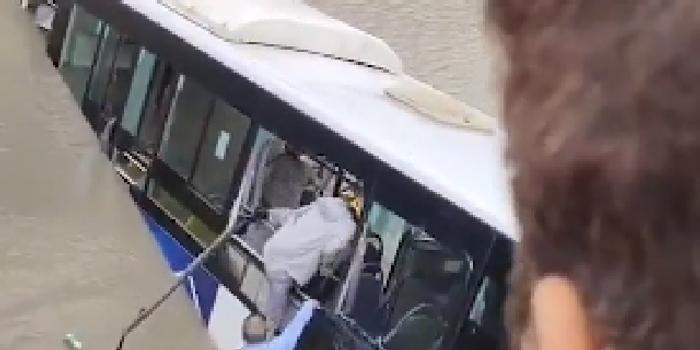 上海公交车落水司机昏迷 河南兄弟俩徒手破窗救人手机新浪网