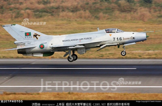 孟加拉国空军一架歼7改型坠毁 我空军仍有700架在役_手机新浪网