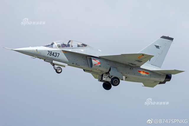 猎鹰当空舞！中国JL-10高教机亮相空军开放日_新浪图片