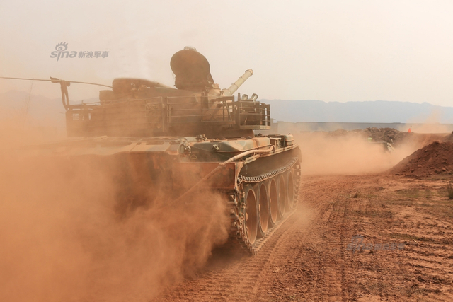 老将再出征！解放军59D坦克亮相演兵场_新浪图片