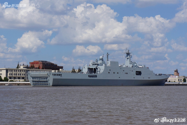 中国071E船坞登陆舰亮相巴铁防展 两大变化引人注目|巴基斯坦|071|船坞登陆舰|发射架|舰艇_手机新浪网