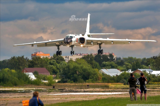 海军航空兵轰6J亮相 航程超越8000公里成反航母利器_手机新浪网